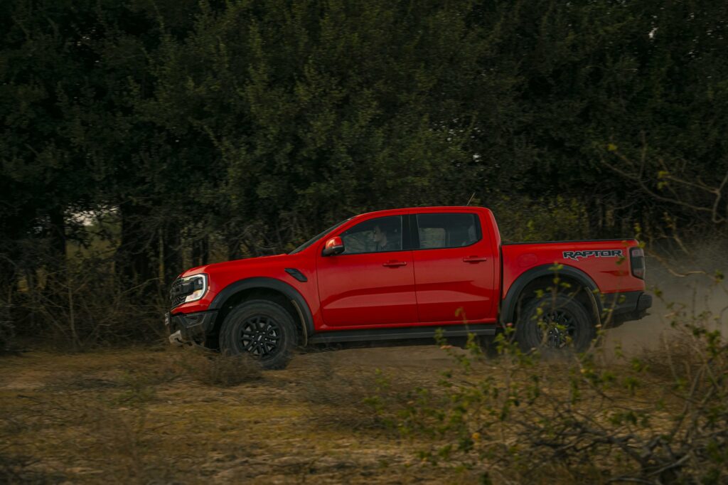 So sánh điểm khác biệt giữa xe Ford Ranger Raptor 2023 và mẫu xe thế hệ ...